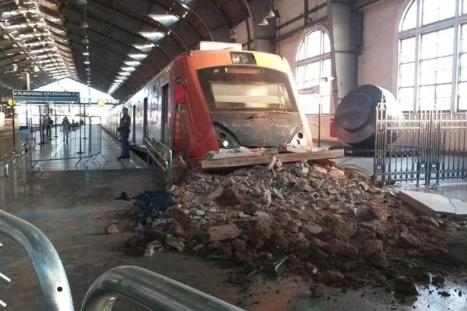 Trem lotado bate contra barreira de segurança em estação; veja vídeo ...