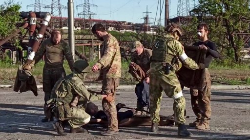Rússia anuncia rendição de 265 combatentes na siderúrgica de Azovstal ...