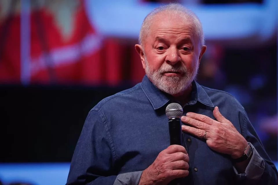 Nos 44 anos do PT, Lula pede à militância atenção a redes e a ruas ...