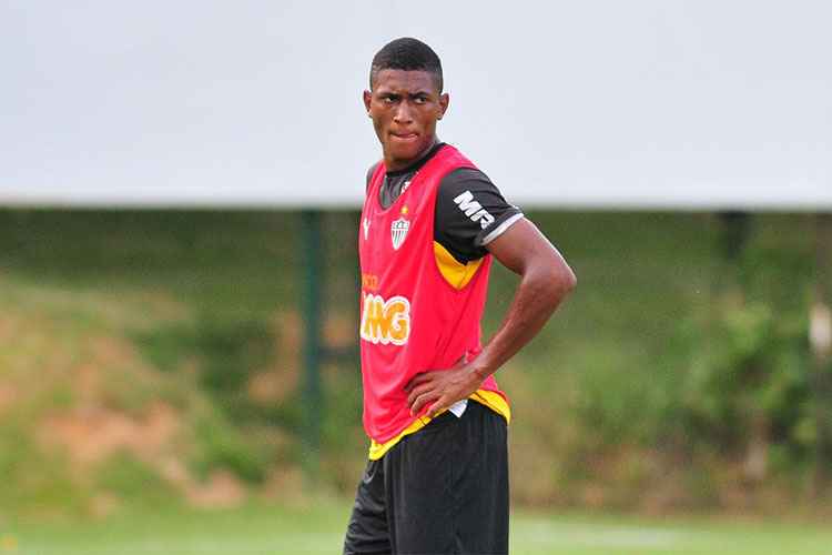 Após venda de Réver ao Internacional, jovem Jeziel treina com o grupo ...