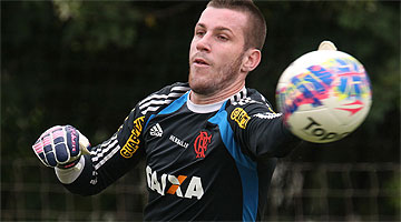 Em recuperação, goleiro Paulo Victor volta a treinar com bola no ...