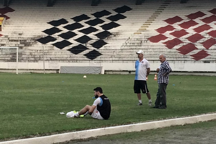 João Paulo sente dor no dedo do pé, deixa treino no Arruda, mas Santa ...