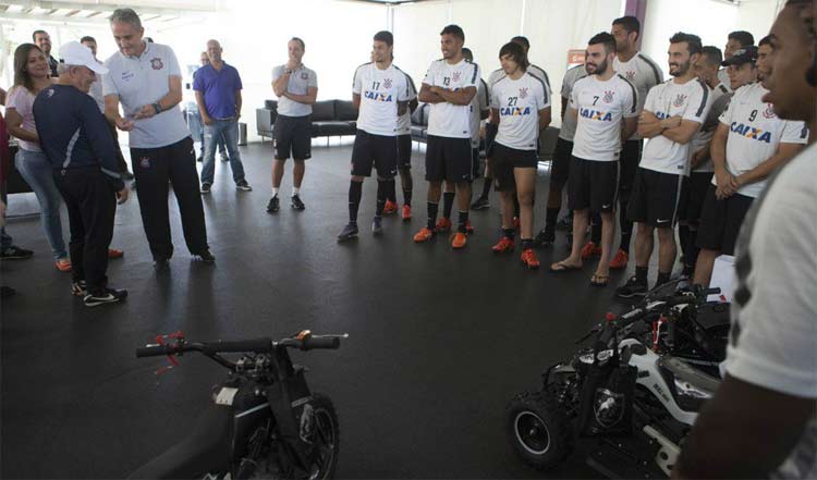 Jogadores do elenco corintiano se divertem em sorteio de mini motos no ...