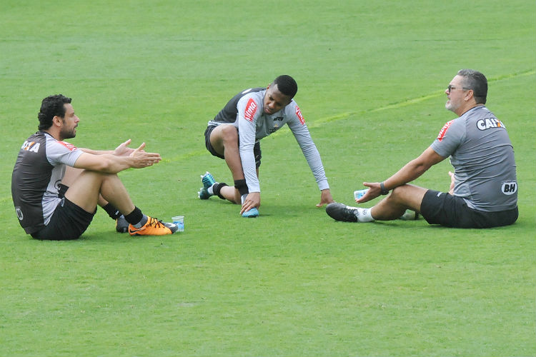 Micale não garante titularidade de Fred e Robinho e aponta opções ofensivas