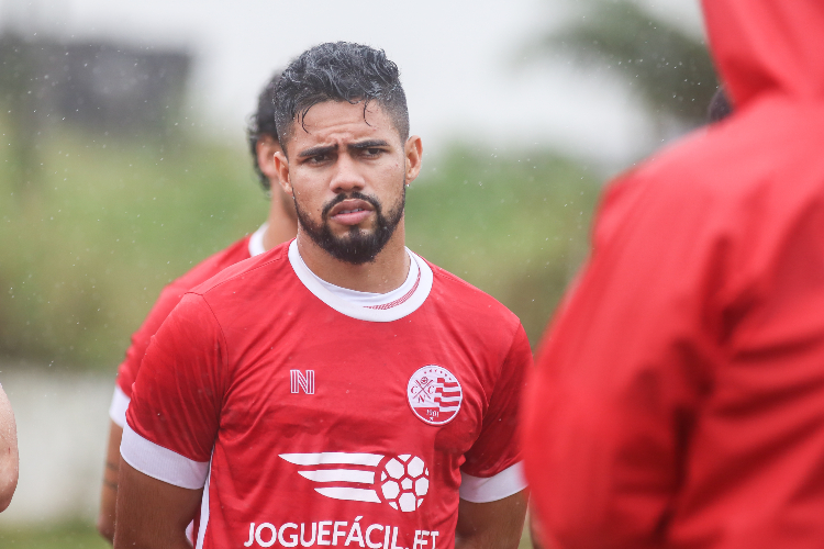 Titular na lateral esquerda do Náutico, Bryan valoriza Júnior Tavares ...