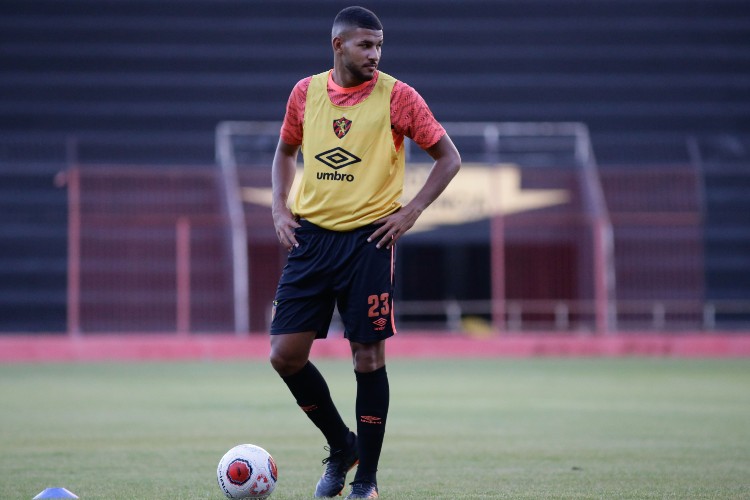 Após boa partida contra o CRB, zagueiro Renzo destaca importância do ...