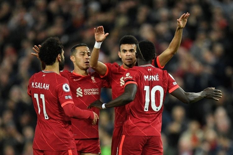 Liverpool goleia Manchester United e assume liderança provisória da ...